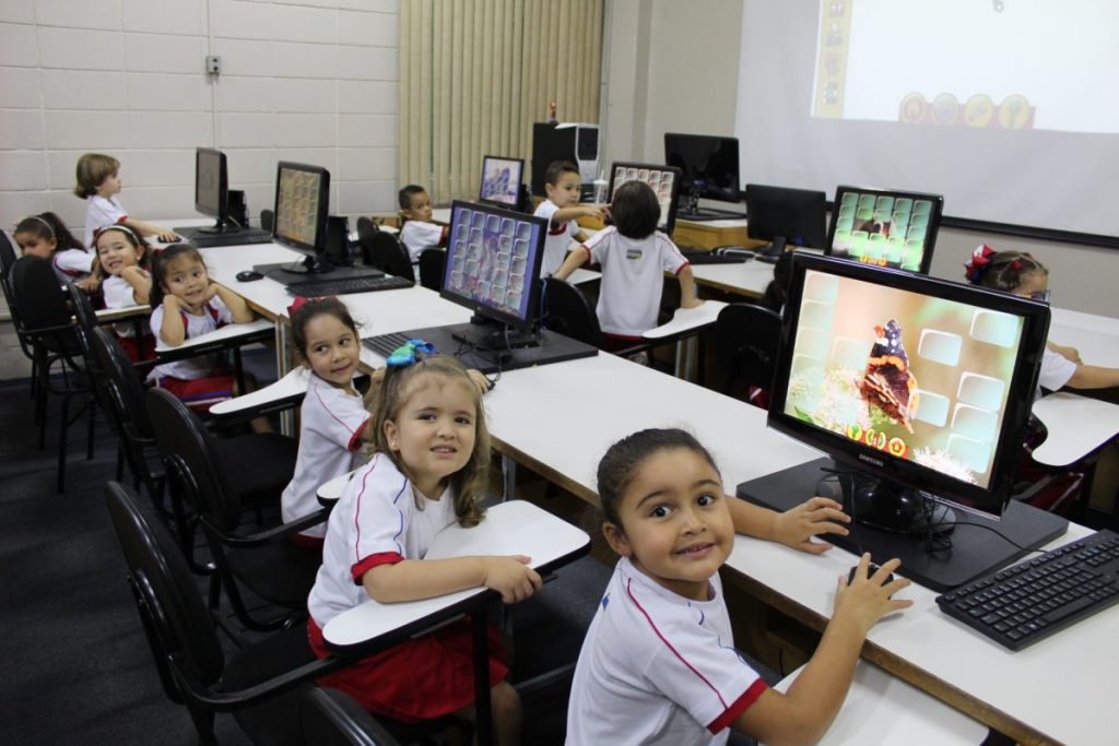 JARDIM I NA AULA DE INFORMÁTICA – CCDA – Colégio Carlos Drummond de Andrade